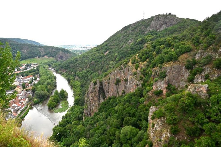 Rheingrafenstein: Felsformation mit Burgruine an der Nahe - People Abroad