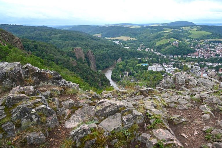 Rheingrafenstein: Felsformation mit Burgruine an der Nahe - People Abroad