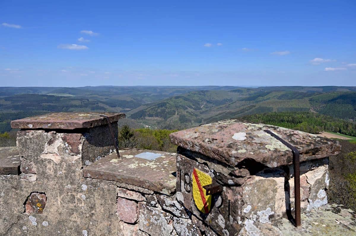 Katzenbuckel mit Aussichtsturm - Wanderung im Odenwald - People Abroad