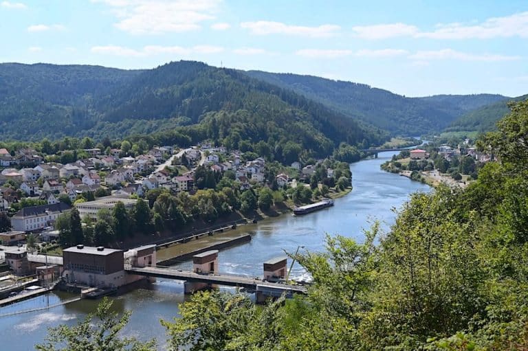 Hirschhorn am Neckar mit historischer Altstadt und Burg - People Abroad
