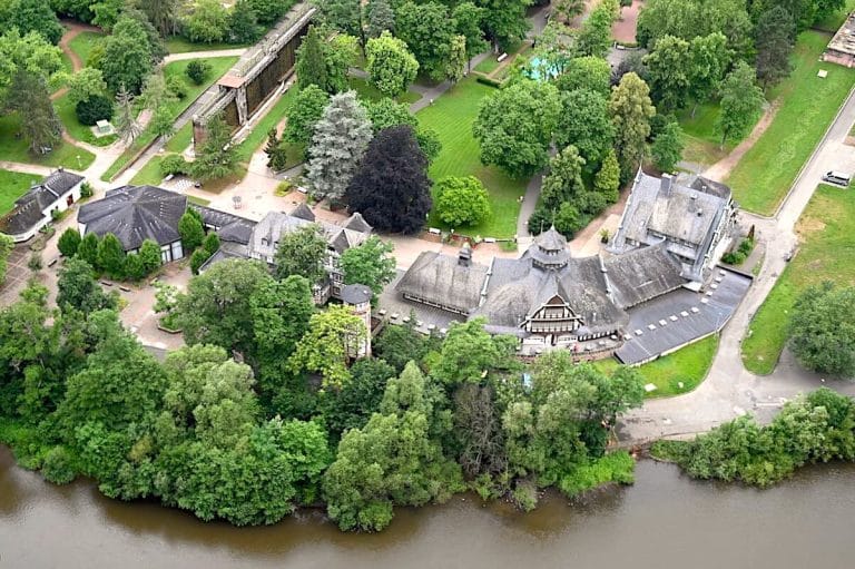 Rheingrafenstein: Felsformation mit Burgruine an der Nahe - People Abroad